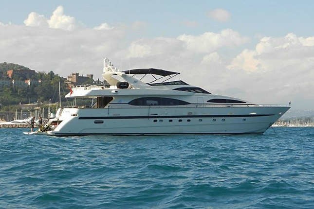 ACCAMA DELTA Yacht Charter Details, Azimut JUMBO 100 | CHARTERWORLD ...